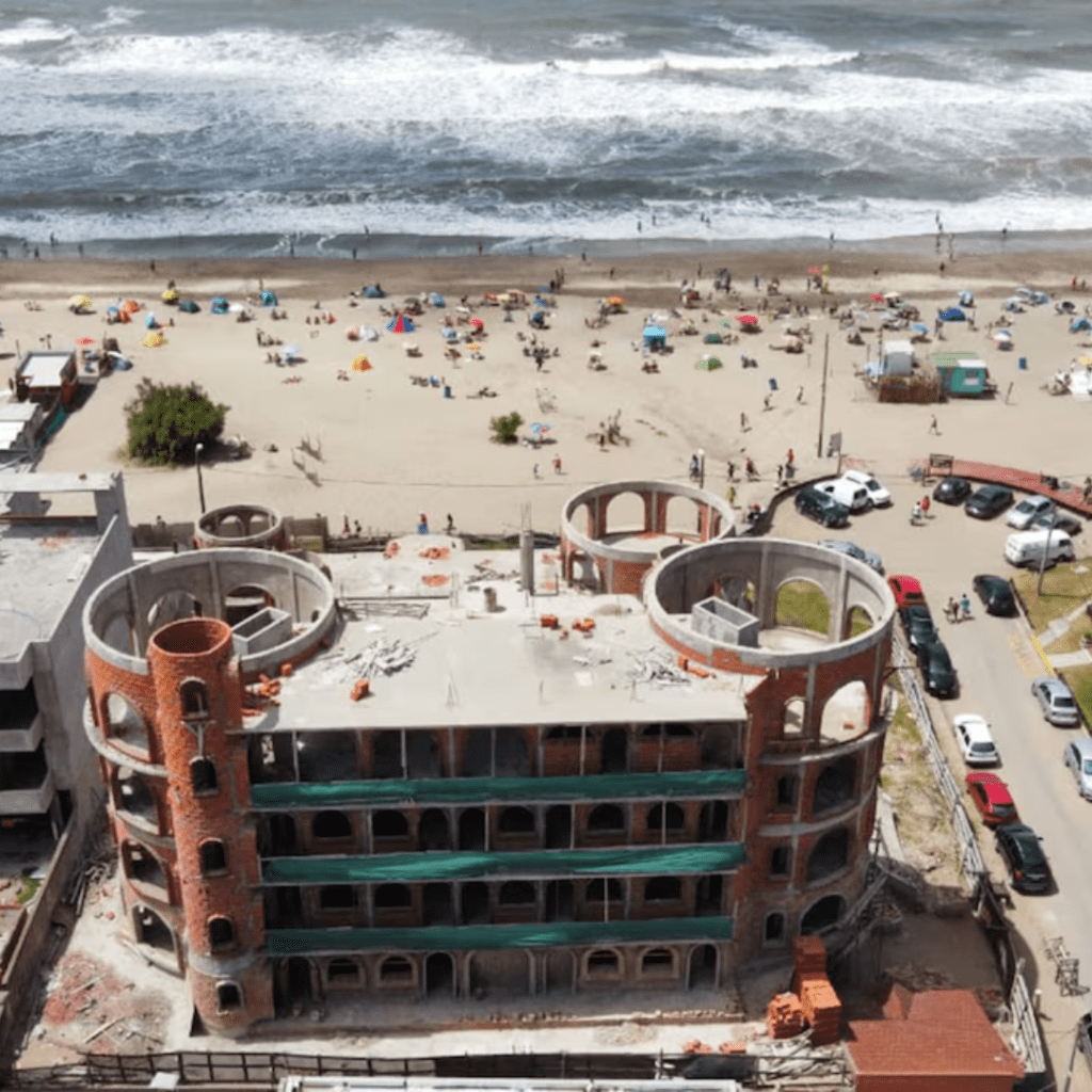 La historia de amor detrás del misterioso castillo frente al mar en Villa Gesell: “Fue la única ...